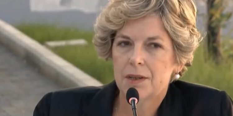 "Efektet" e Evis Sala/ Ministrja e Shëndetësisë bën dy largime të ...